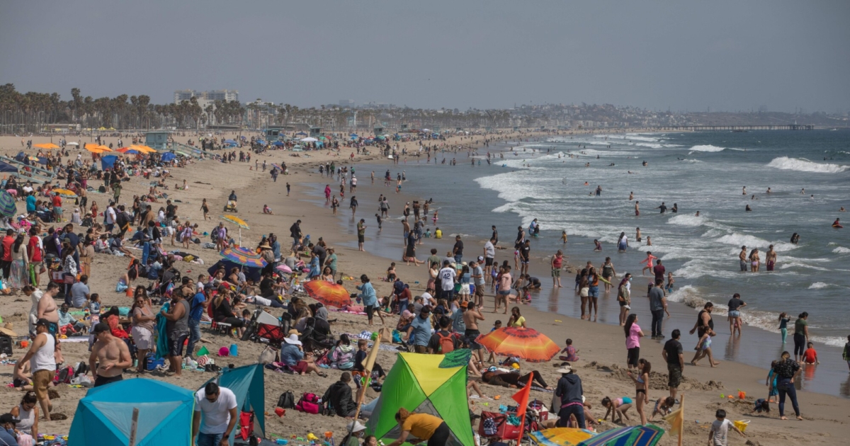 Beaches Packed Amid Scorching Temperatures | NTD
