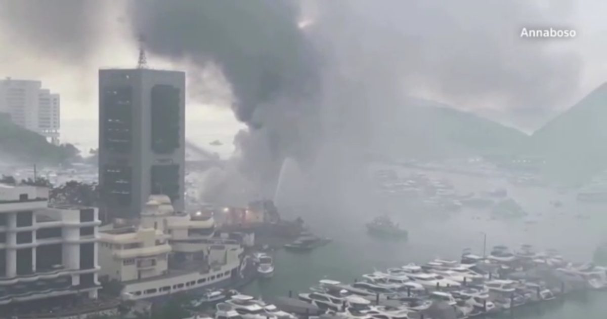 Fire Sets 16 Boats Ablaze in Hong Kong, at Least 10 Sink | NTD