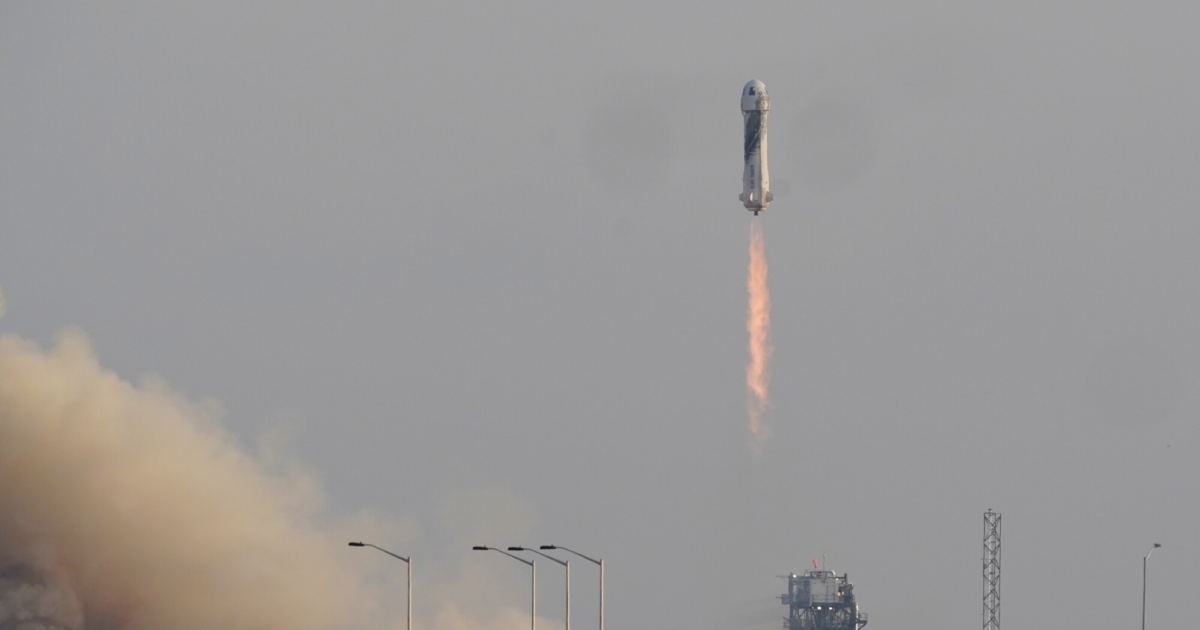 Blue Origin’s Bezos Reaches Space on First Passenger Flight | NTD