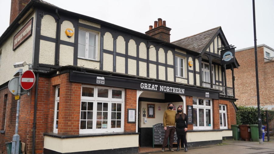 More Pubs Closing Down in England and Wales | NTD