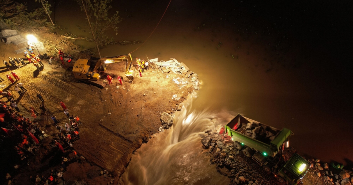 Authorities Destroy River Dikes Amid Floods | NTD