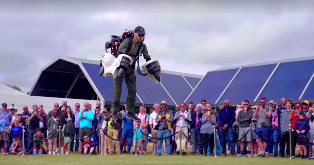 Electric-Powered Jet Suit Unveiled in UK | NTD