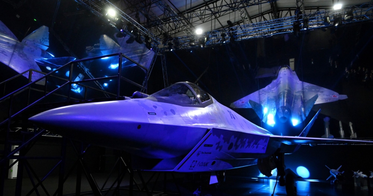 Putin Inspects New Russian Fighter Jet Unveiled at Air Show | NTD