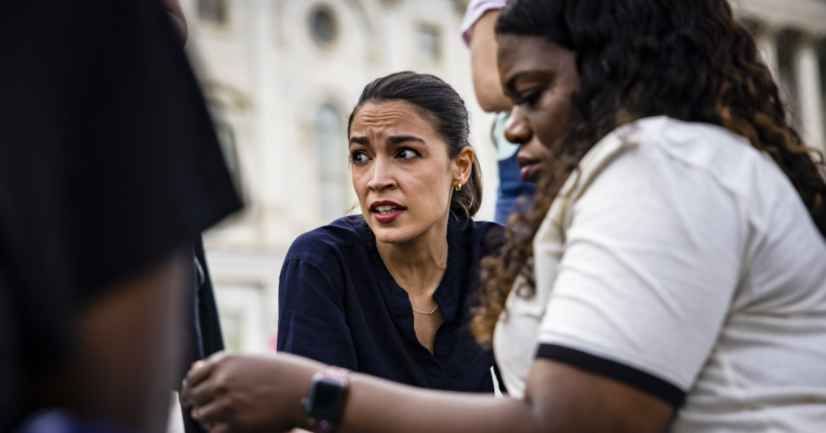 AOC Criticized for ‘Tax the Rich’ Dress | NTD