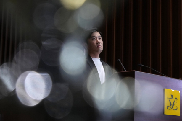Hong Kong Disqualifies Independent Lawmaker From Legislature | NTD