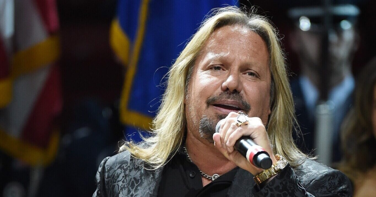 Mötley Crüe Singer Vince Neil Breaks Ribs in Fall Off Stage | NTD