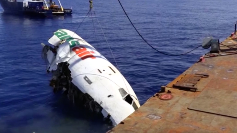 Cargo Plane Wreck Recovered From Ocean Off Hawaii | NTD