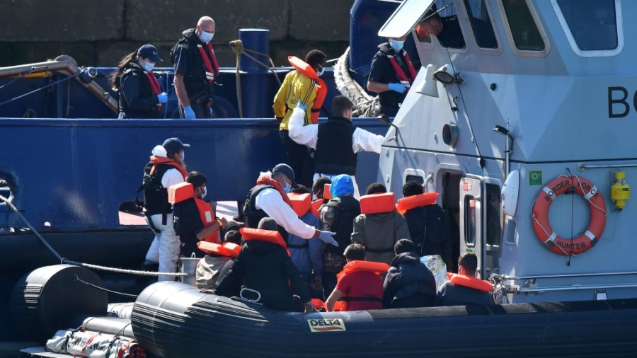 French Fury at Prime Minister in Channel Migrant Crisis | NTD