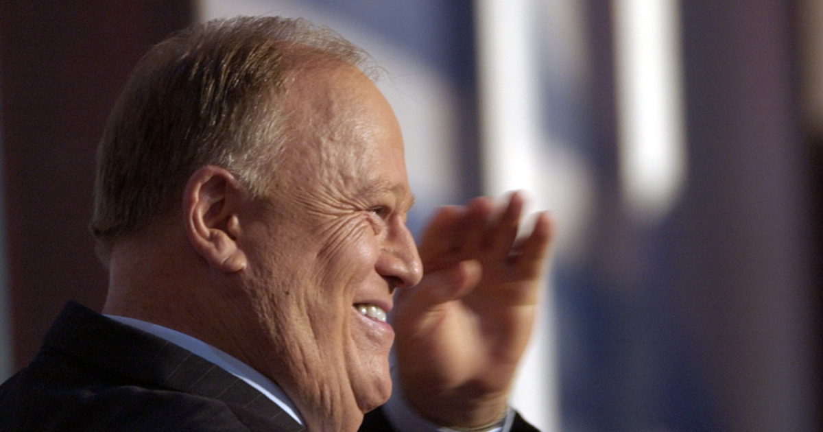 Max Cleland Dies; Senator and Veteran Lost Limbs in Vietnam | NTD