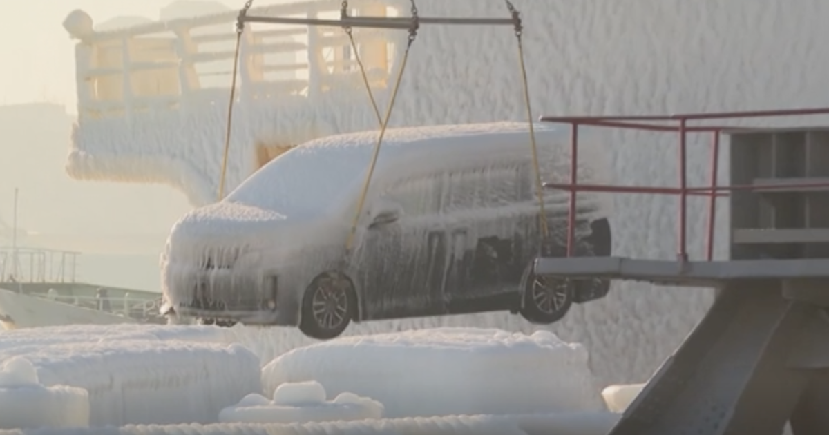 Cars Covered in Ice After Chilly Sea Journey | NTD