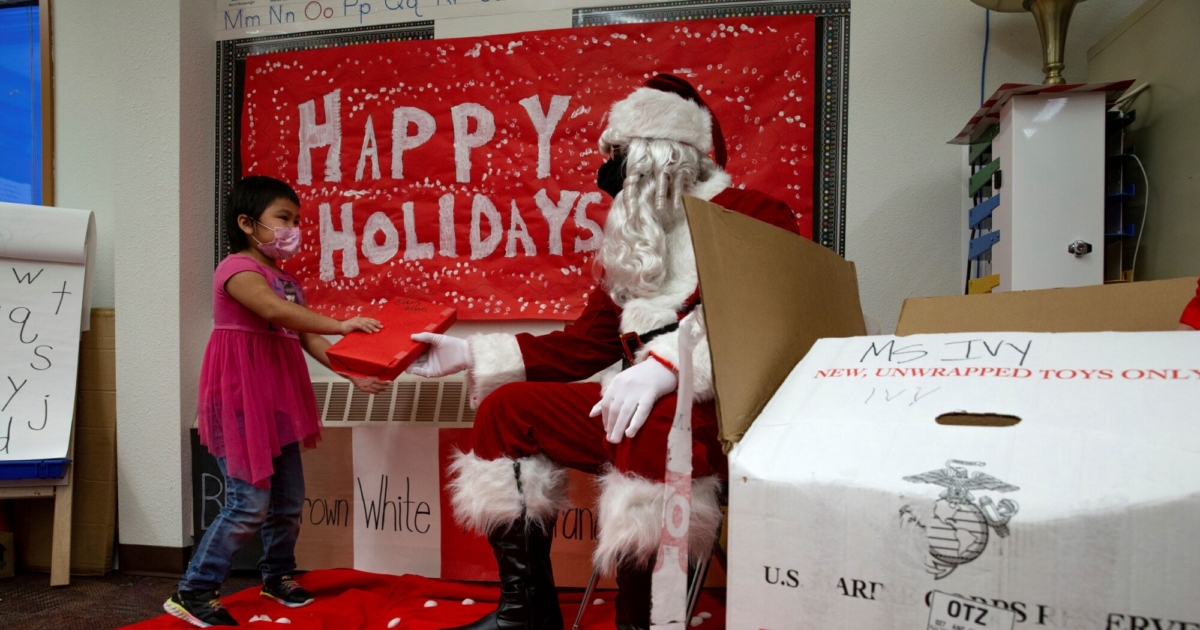 Marines on Snowmobiles Help Santa in Alaska’s Remote Arctic | NTD