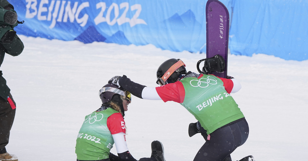 Longtime US Teammates Win Mixed Snowboardcross at Olympics | NTD