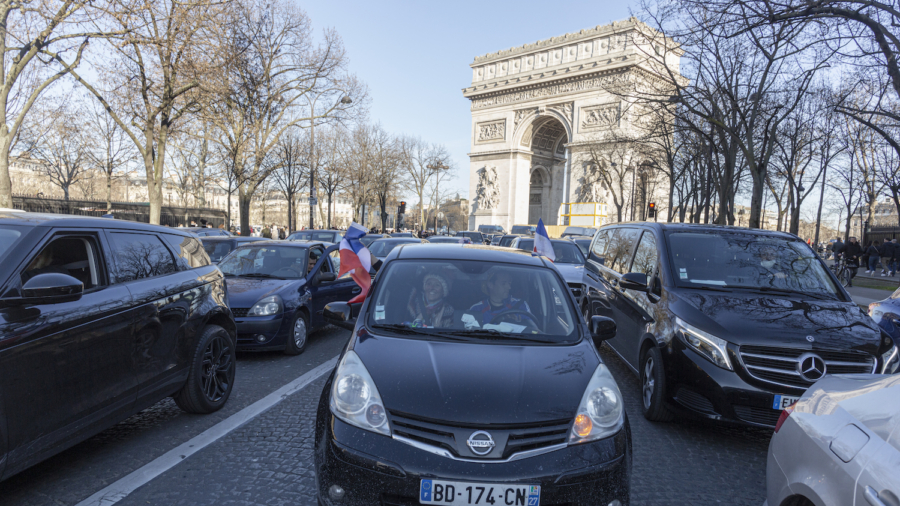 Freedom Convoy Blocked From Entering Paris | NTD