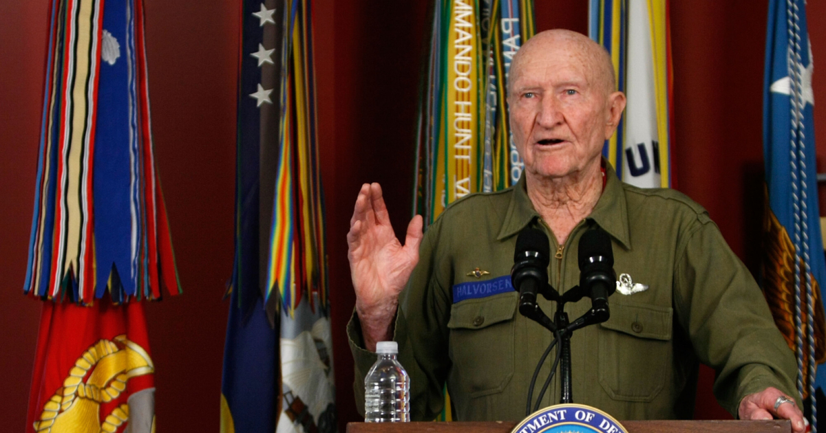 ‘Candy Bomber’ Who Dropped Sweets Amid Berlin Airlift Dies | NTD