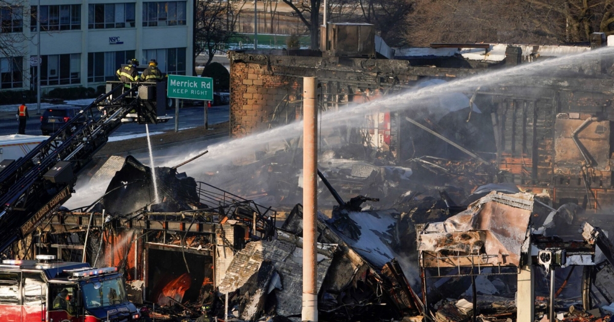 Tanker Crashes Into Long Island Building, Causing Huge Blaze | NTD