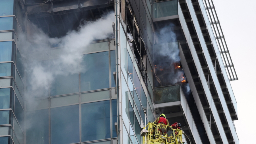Fire Hits London High-Rise, Woman Rescued From 17th Floor | NTD