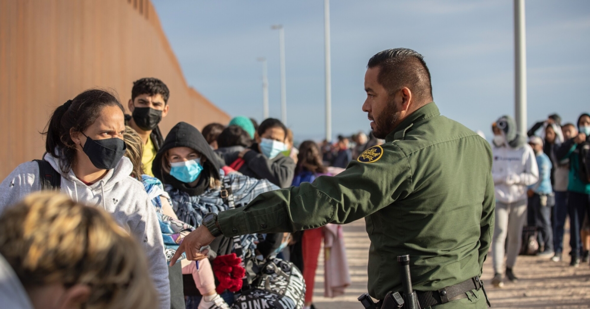 Arizona Border Patrol Reports Surge in Crossings | NTD