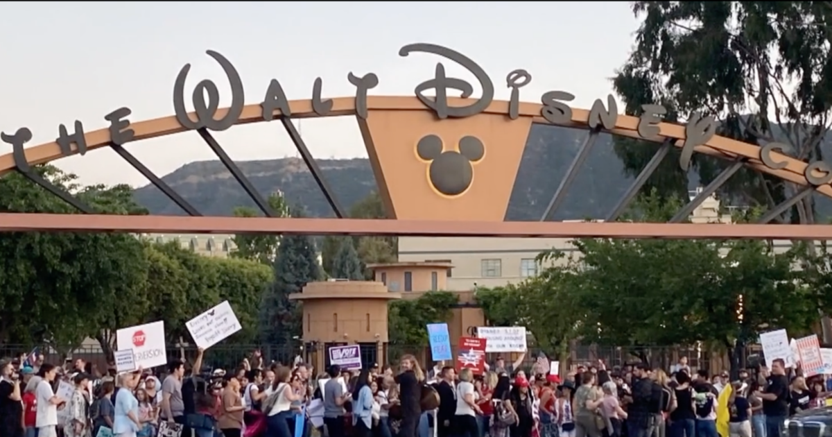 Crowd Protests Disney’s ‘Woke’ Agenda | NTD