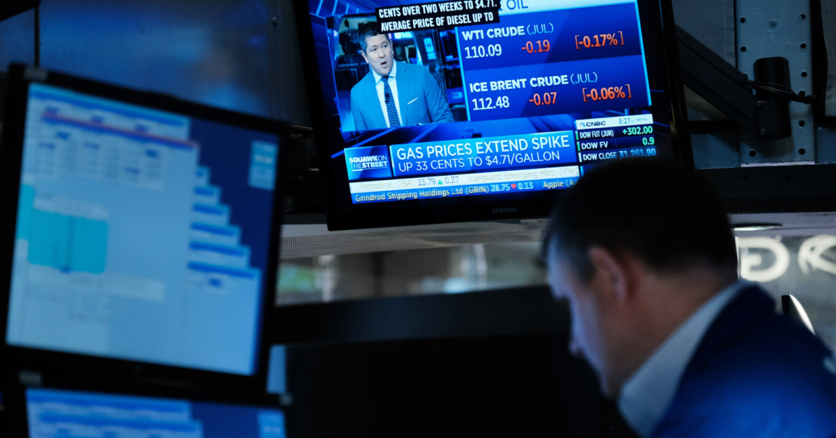 Workers and Retirees Face Stock Market Fall | NTD