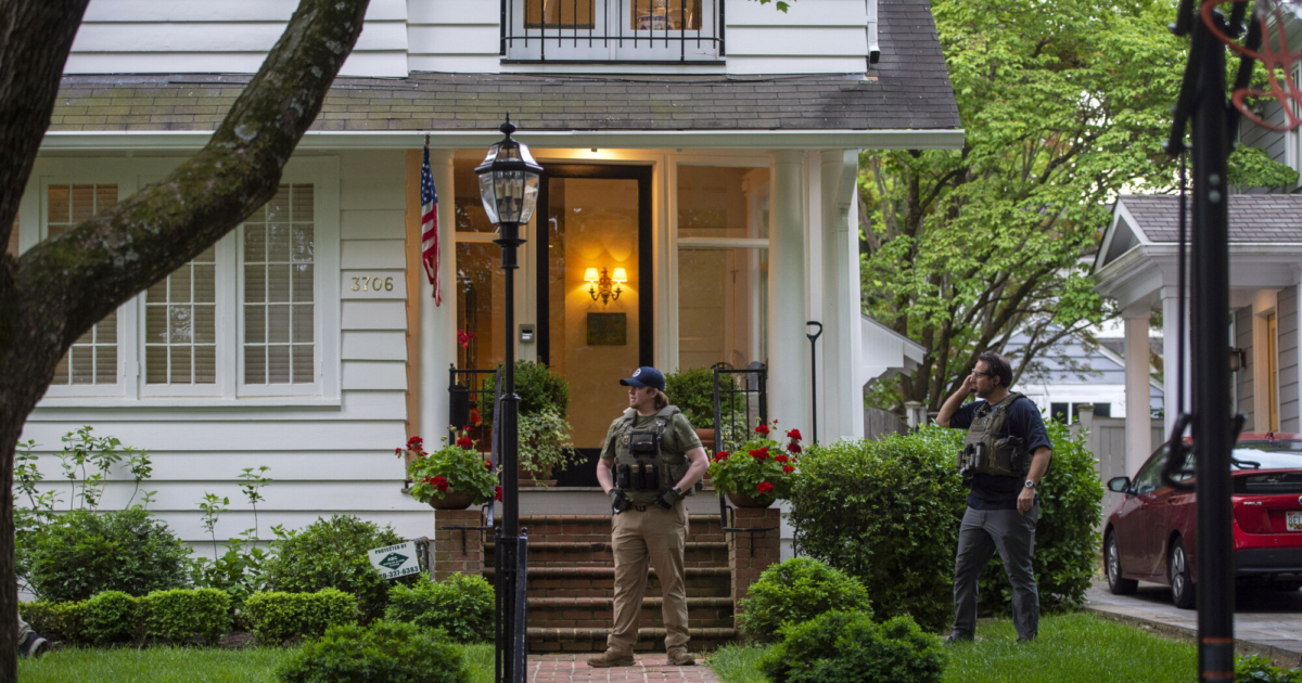 Armed Man Arrested Near Home of Supreme Court Justice Brett Kavanaugh | NTD