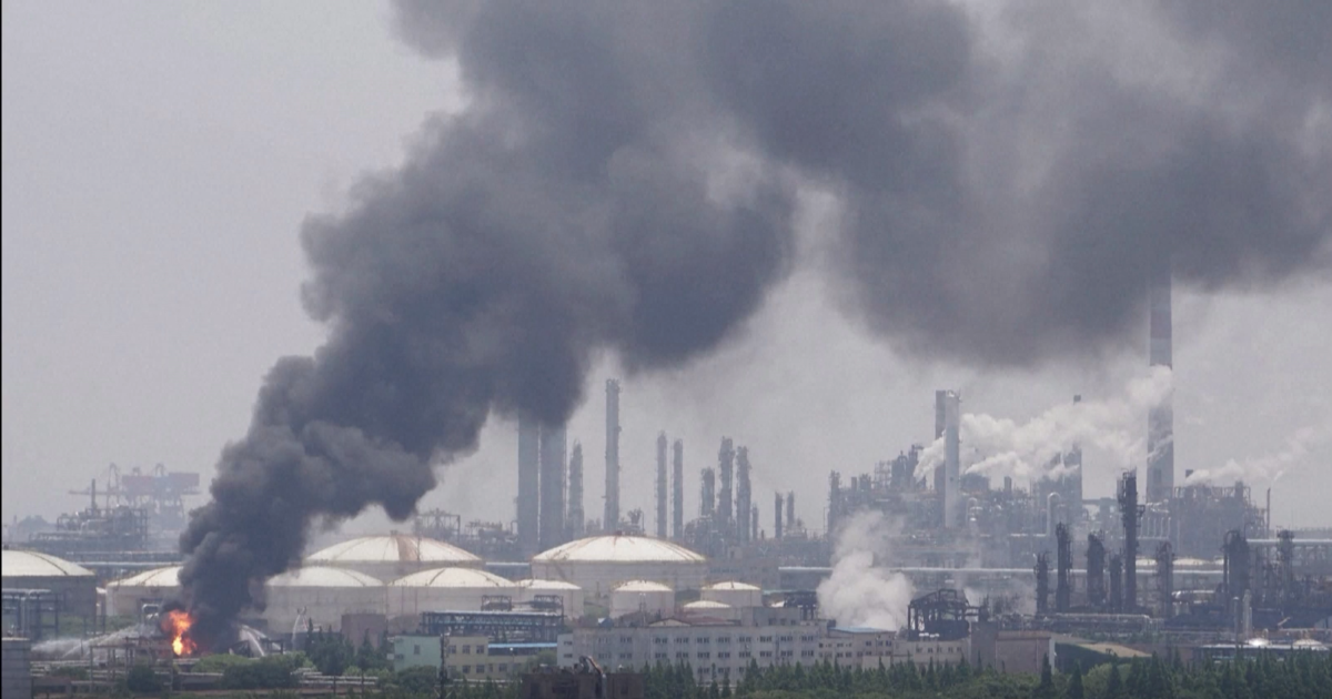 Fire Breaks Out at Sinopec Shanghai Petrochemical Plant | NTD