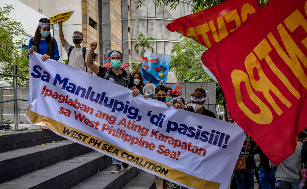 Philippines Caught Between US, China Over Maritime Territory Dispute | NTD