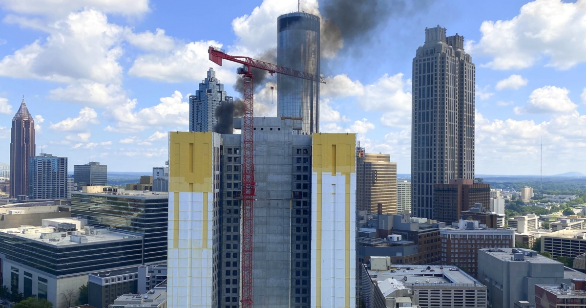 Atlanta Skyscraper Fire Sends Smoke Billowing From Rooftop | NTD