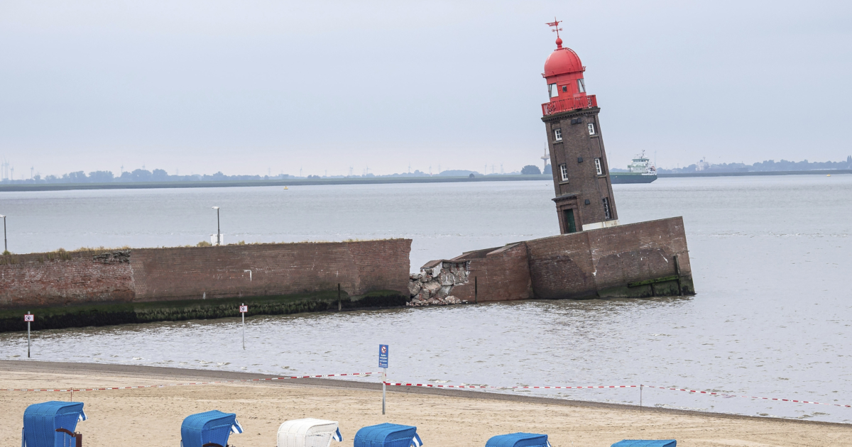Leaning Lighthouse Tower of Bremen Could Collapse Into Sea | NTD