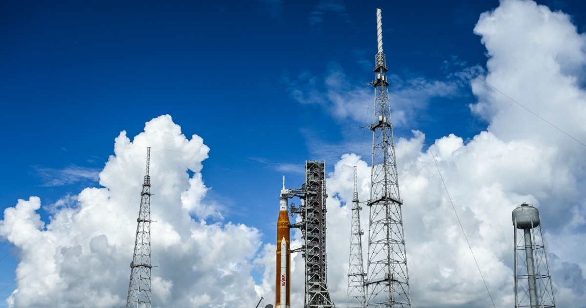 NASA Tests New Moon Rocket, 50 Years After Apollo | NTD