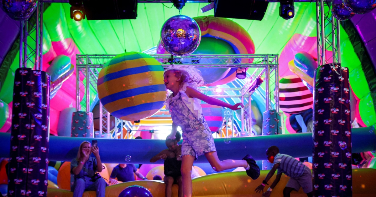 Inflated Bouncy House Brings Balls of Fun to Midtown Manhattan | NTD