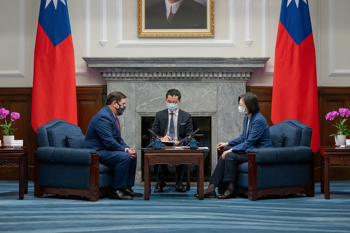 Arizona Gov. Ducey Visits Taiwan, Meets President Tsai | NTD
