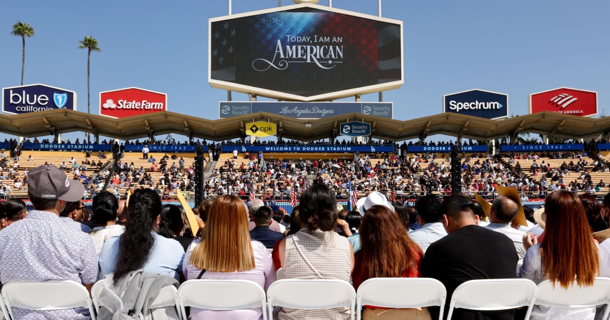 Naturalization Ceremonies Celebrate Constitution Day | NTD