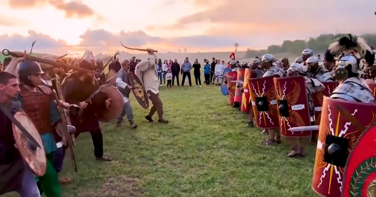 Enthusiasts Reenact Epic Roman Battle | NTD