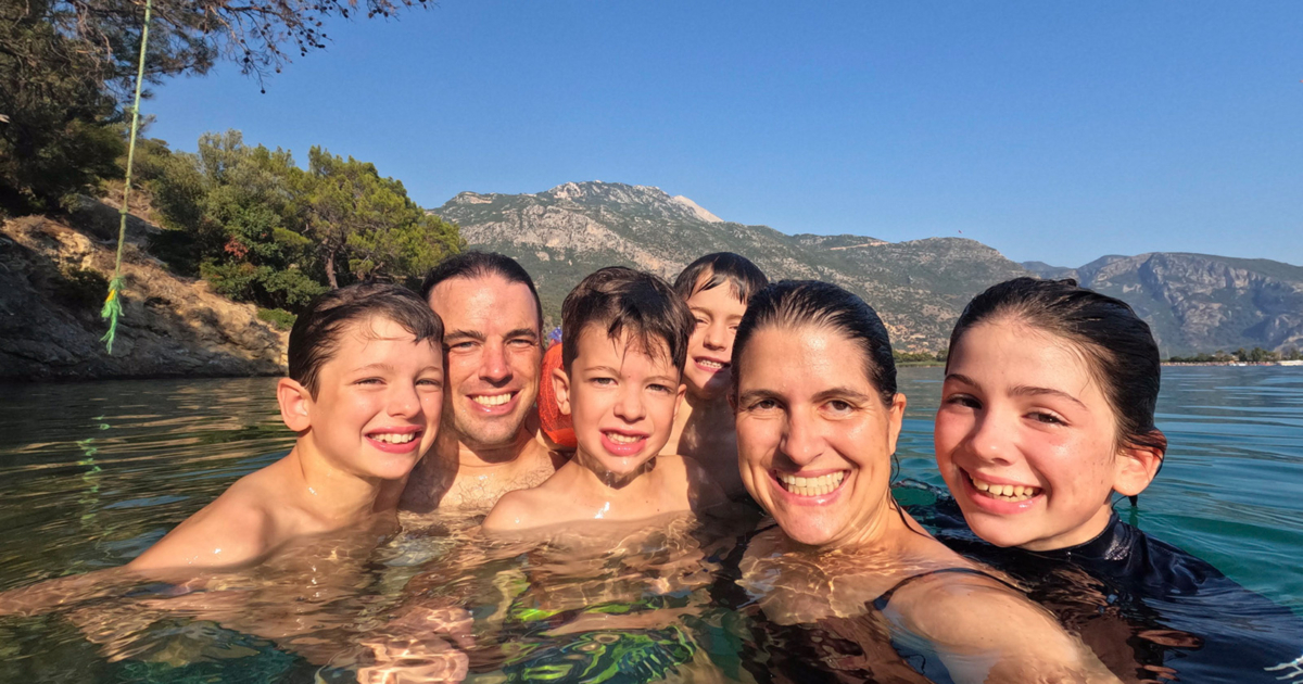 Canadian Family Taking World Tour Before Children Lose Their Vision | NTD