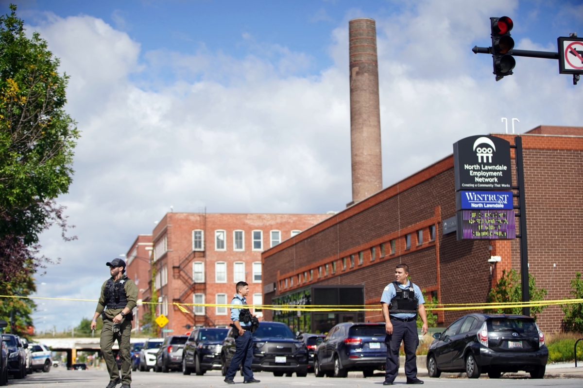 Man Shot, Officer Injured in Chicago Police Facility Incident | NTD