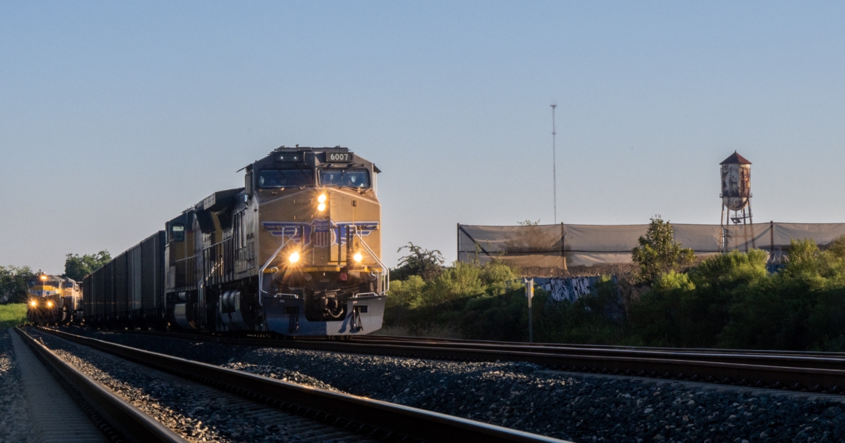 Railroad Union Becomes First to Authorize Strike as Deadline Looms | NTD