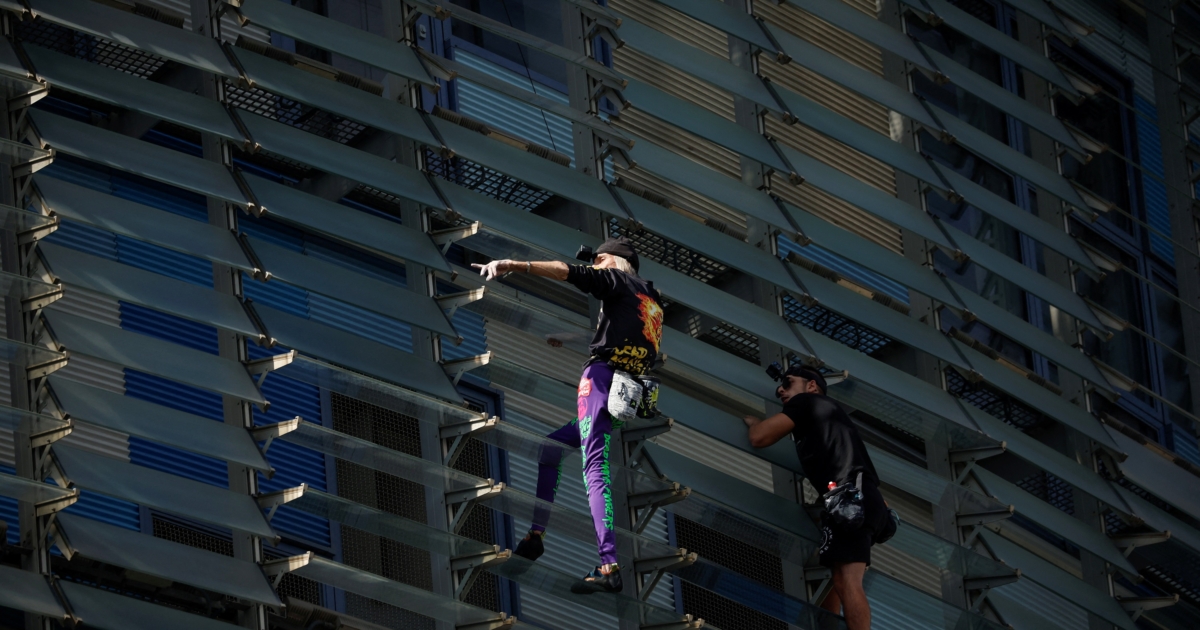 ‘French Spiderman’ Climbs First Skyscraper With Son in Barcelona | NTD