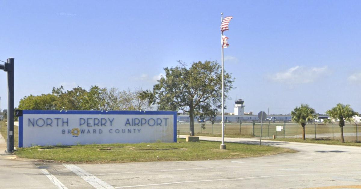 Officials: 2 Dead After Plane Crash in Florida Neighborhood | NTD