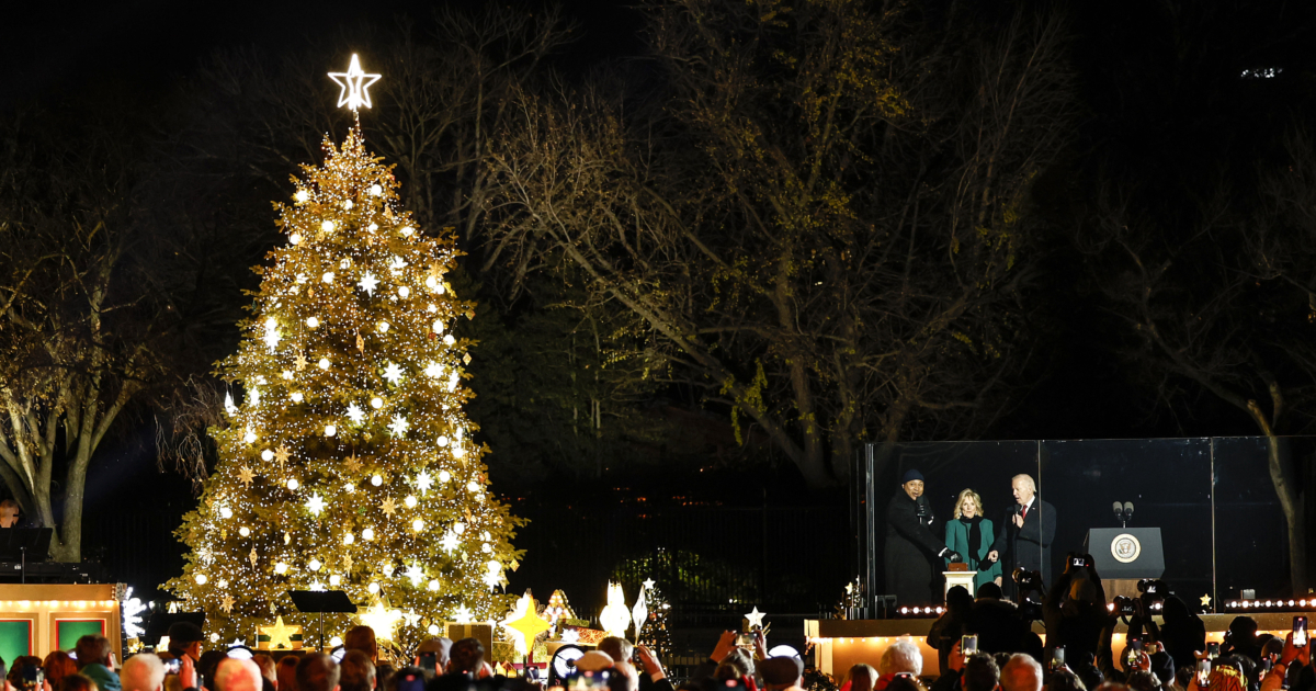 First and Second Family Attend National Christmas Tree Lighting | NTD