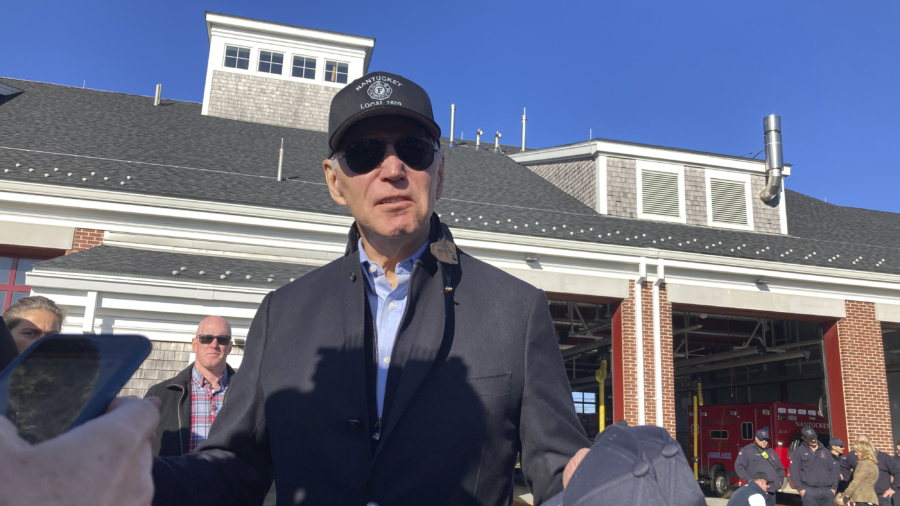 Biden Brings Thanksgiving Pies to Nantucket First Responders | NTD