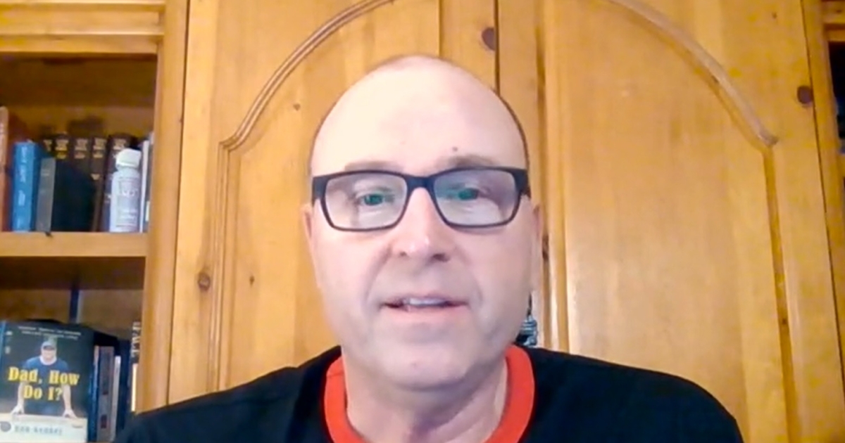 ‘Dad, How Do I?’ YouTuber Shares Life Advice | NTD