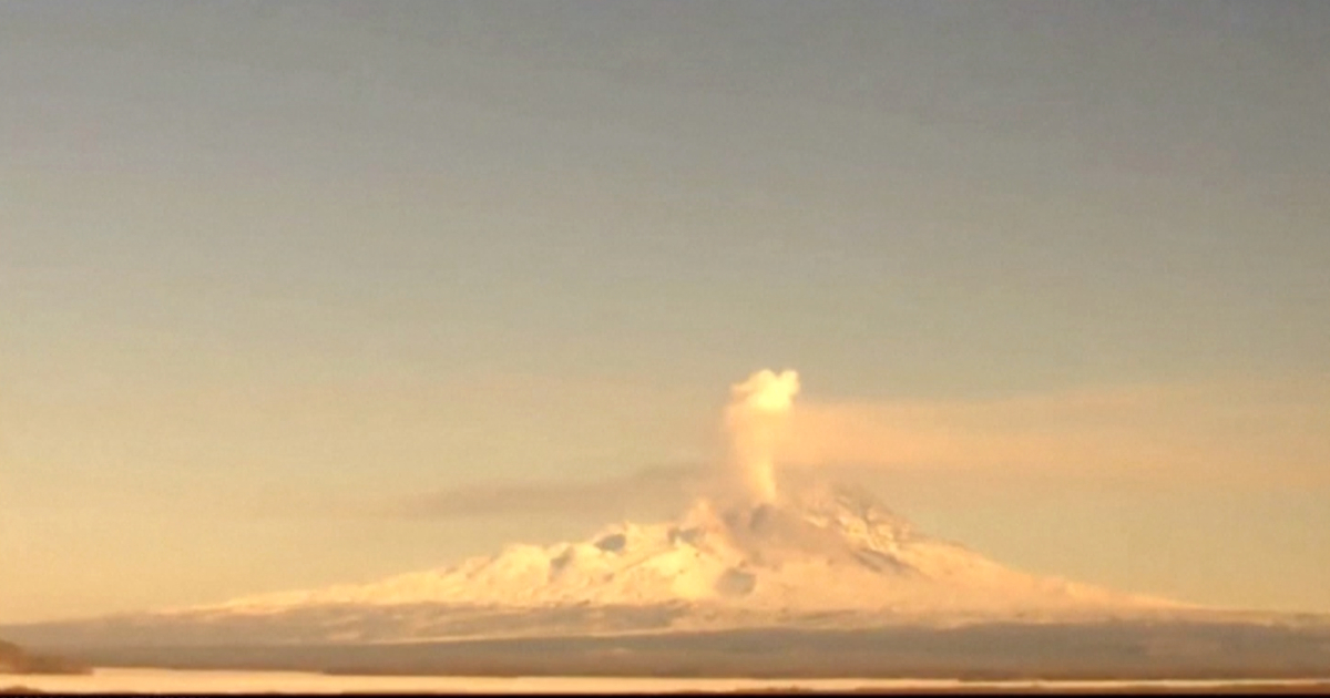2 Volcanoes Rumble Into Action in Russia’s Far East | NTD