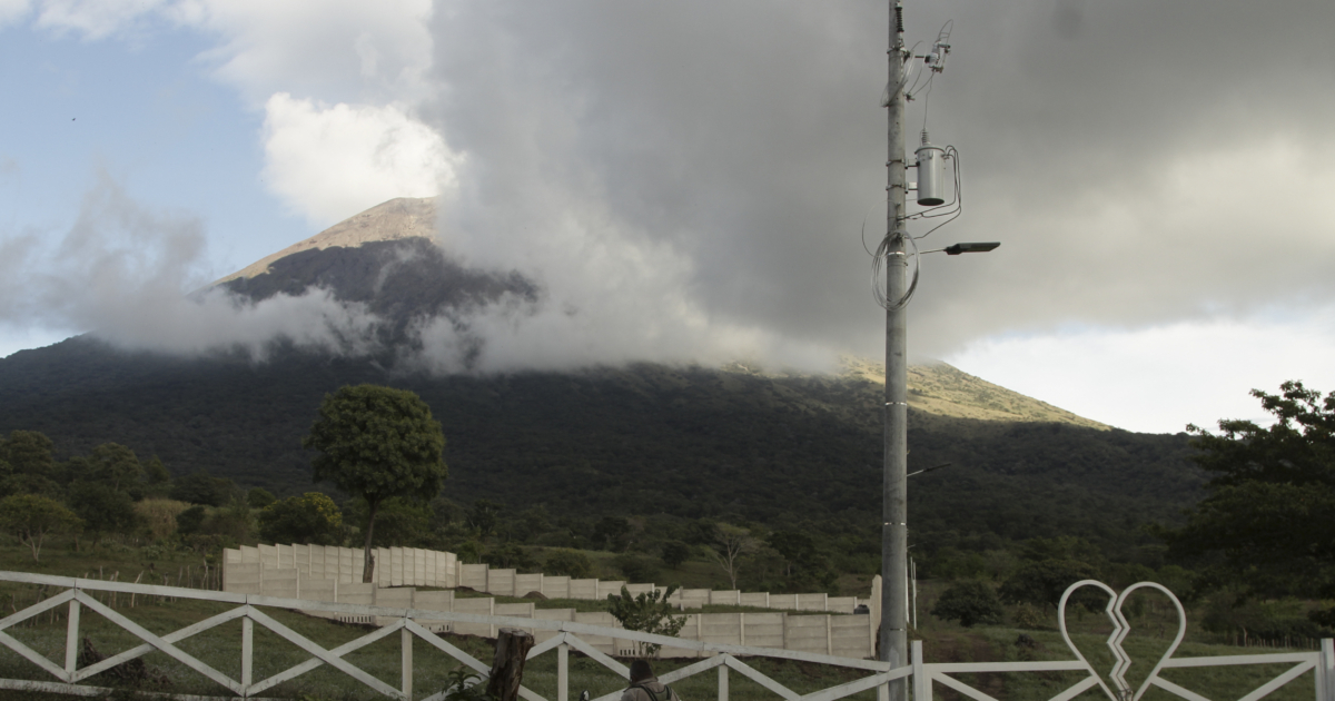 Volcano Begins to Erupt in Eastern El Salvador | NTD Volcano Begins to Erupt in Eastern El Salvador | NTD