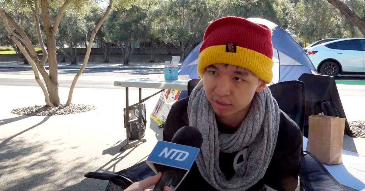Protesters Support Apple Hunger Striker on World Human Rights Day | NTD