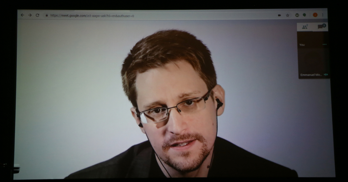 Edward Snowden Pledges Allegiance to Russia, Receives Russian Passport ...