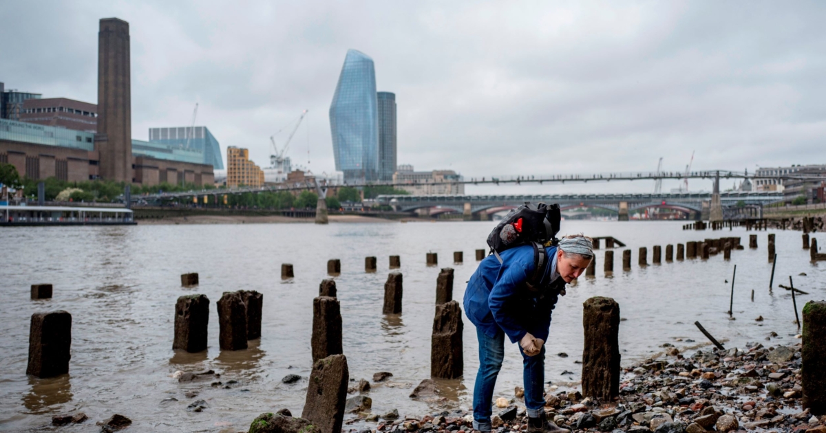 Mudlarks Scour the River Thames for Artifacts | NTD
