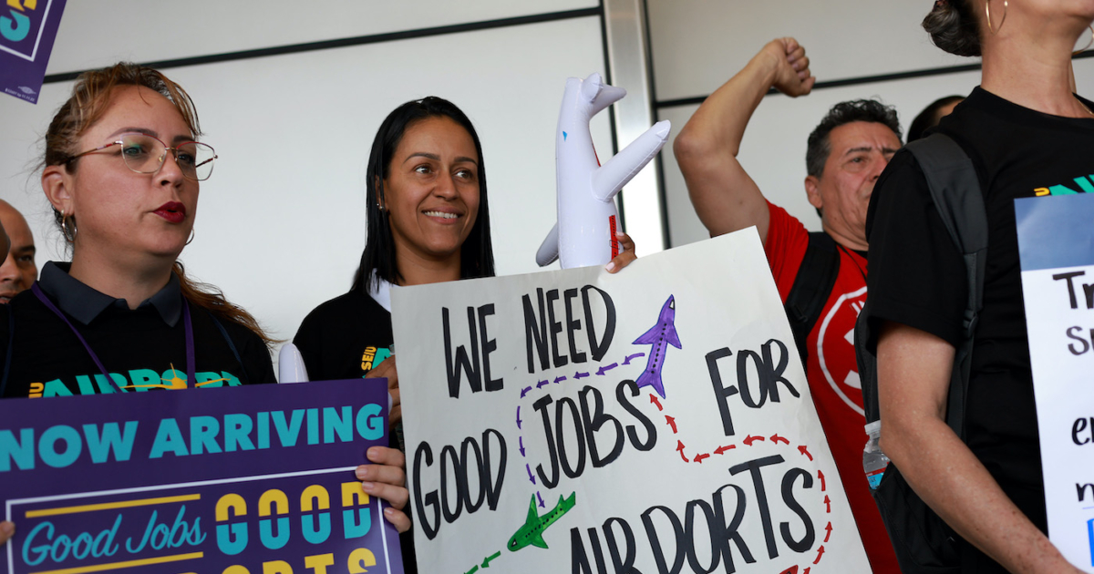 Workers Protest at 15 Major US Airports Demanding Higher Wages ...