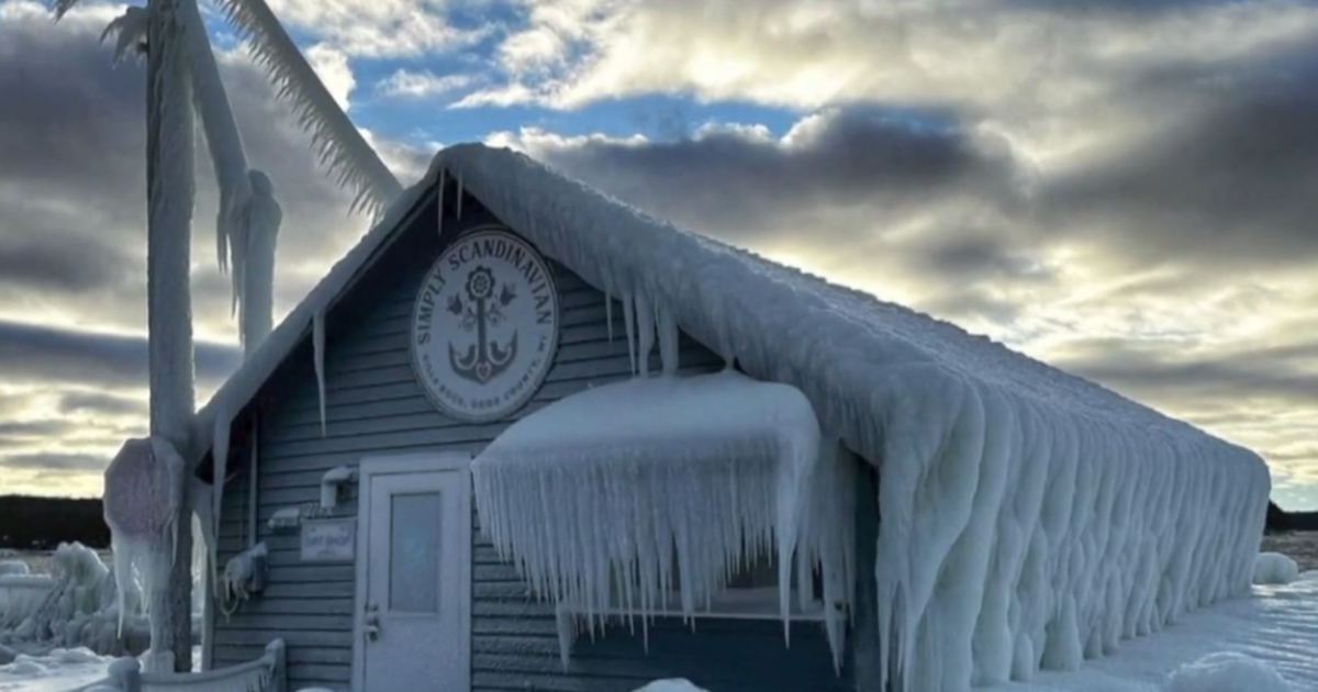 Lake Michigan Waves Cover Wisconsin Shop in Ice | NTD