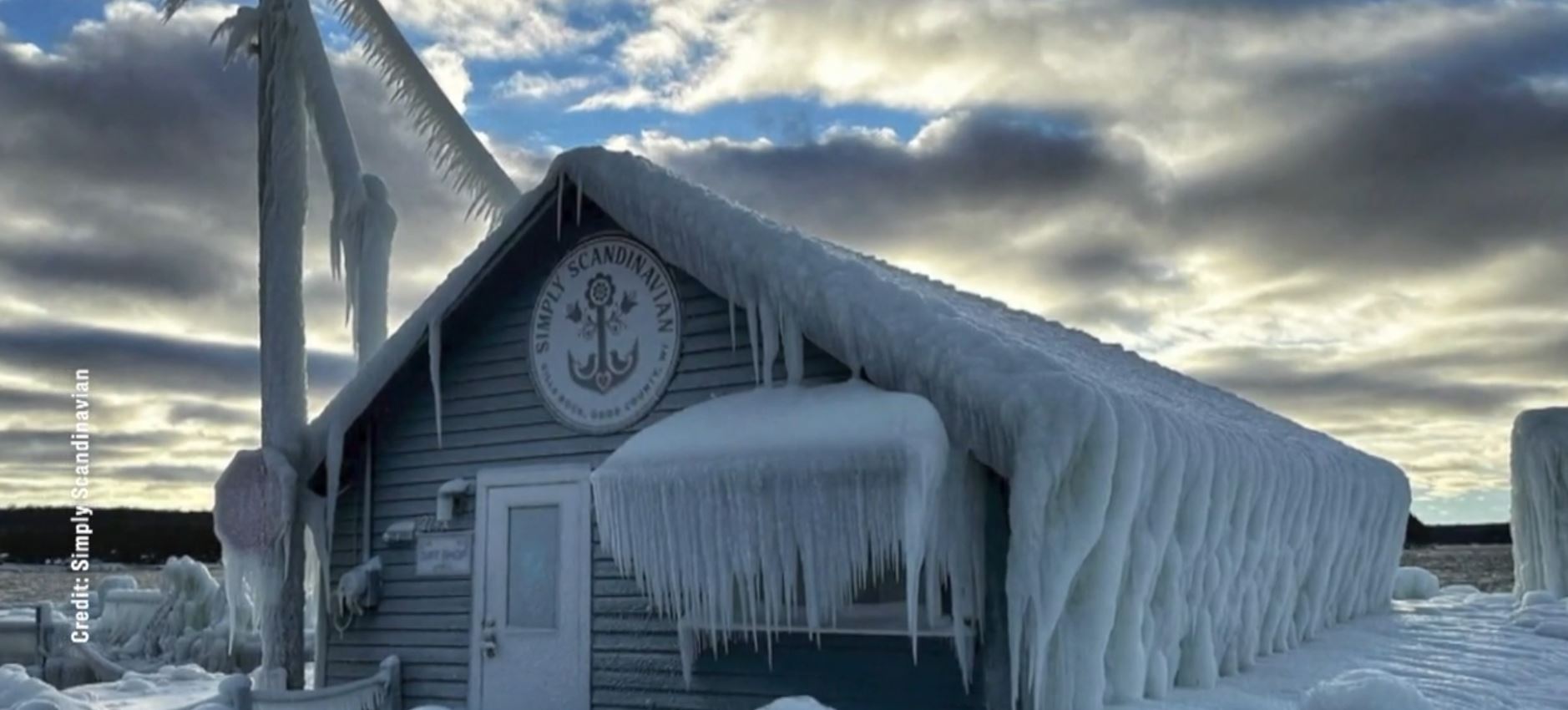 Lake Michigan Waves Cover Wisconsin Shop in Ice | NTD
