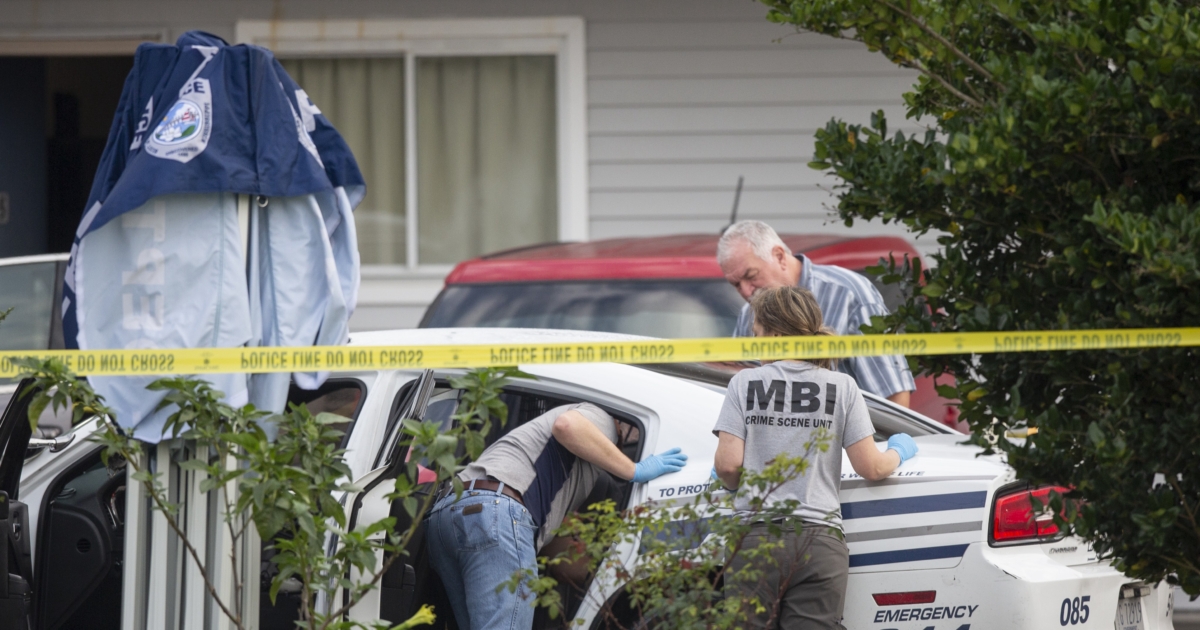 Police: 2 Officers Shot Dead After 30-Minute Talk With Woman | NTD